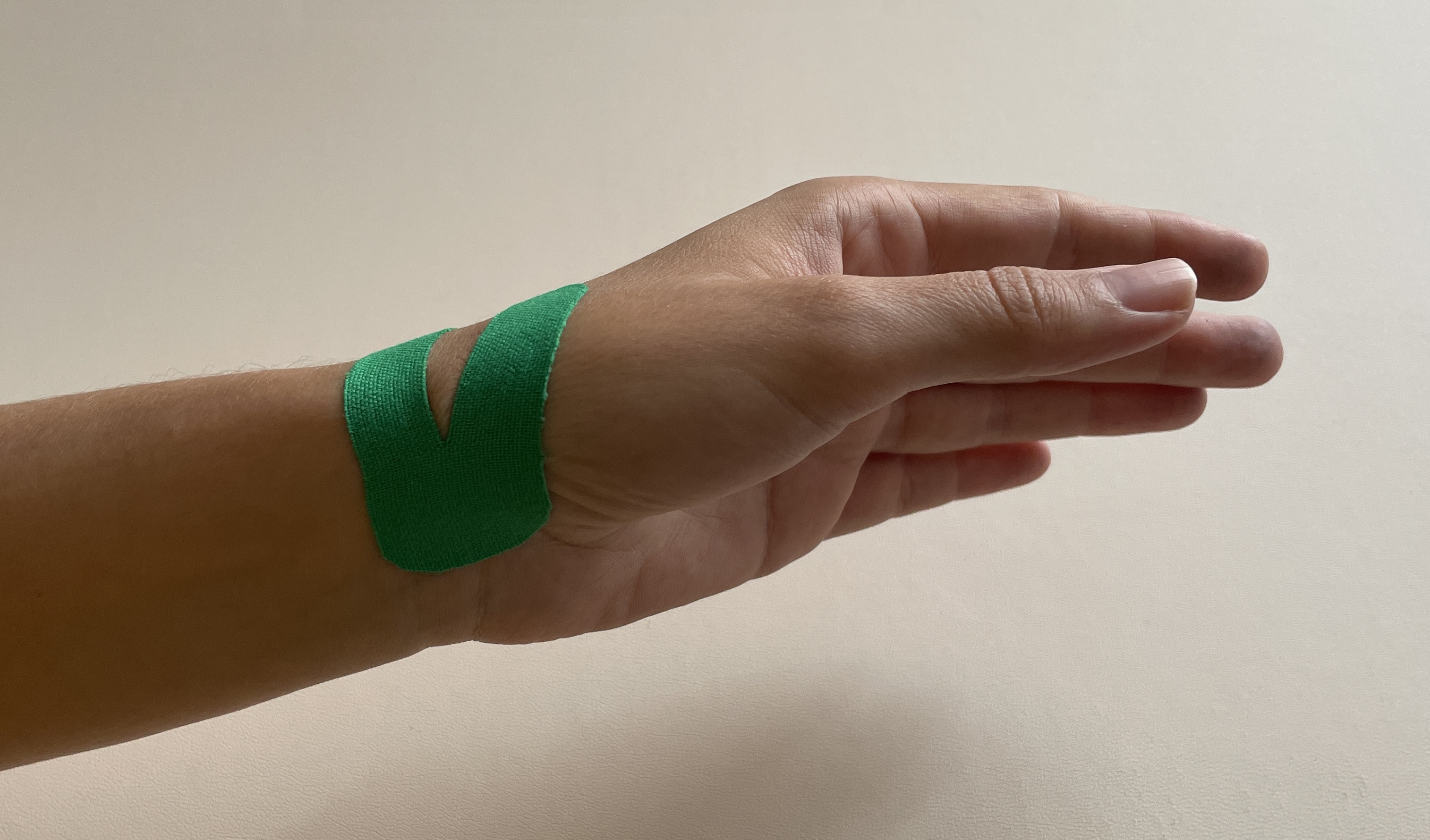 Einfaches Tape bei Sehnenscheidenentzündung